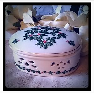 Vintage | Holiday | Vintage Porcelain Holly Berry Trinket Box | Poshmark